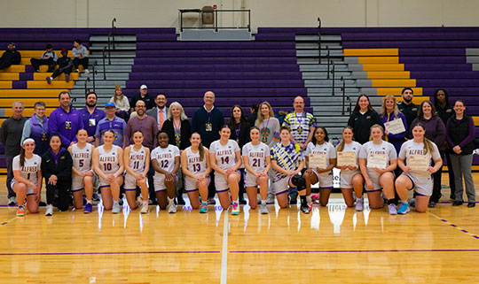 Saxon basketball teams recognize faculty and staff | Alfred University News